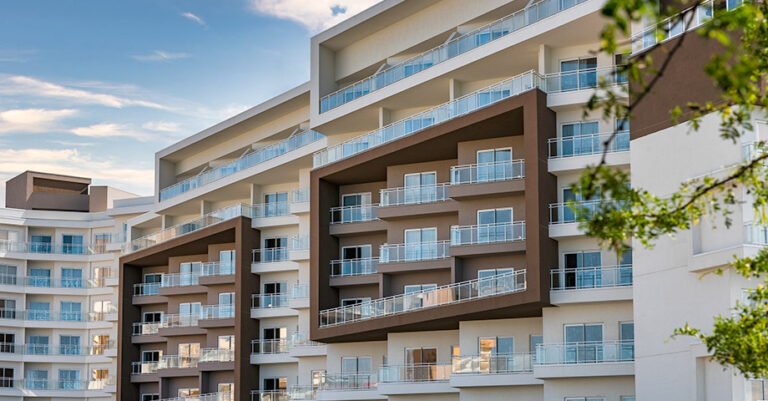Conoce el Embassy Suites by Hilton a pocos metros de Eagle Beach en ...